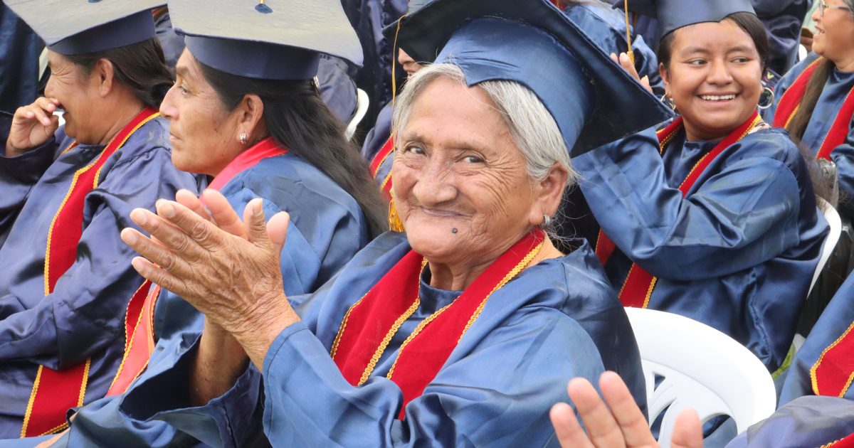 Más de 200 mujeres culminan su alfabetización en Piura gracias a CARE ...